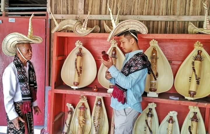 Sasando - Traditional Musical Instruments from Rote Culture East Nusa ...