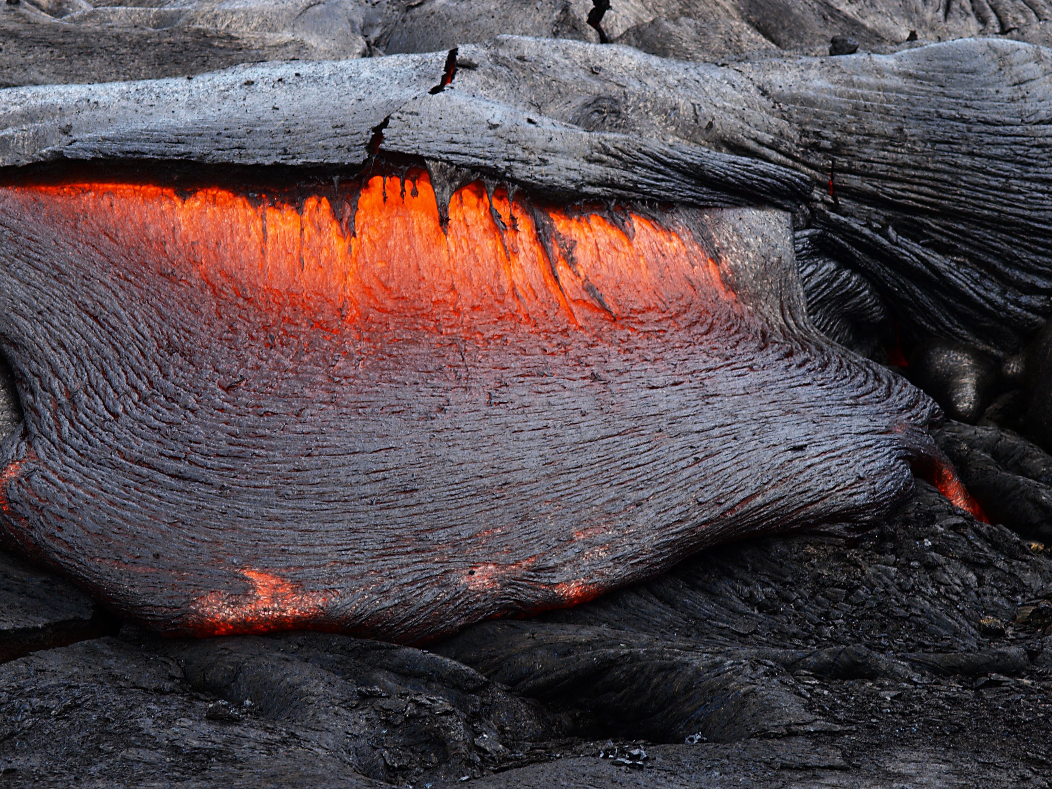 Vulcani: tipi di lava e coni vulcanici / Volcanoes: types of lava a...