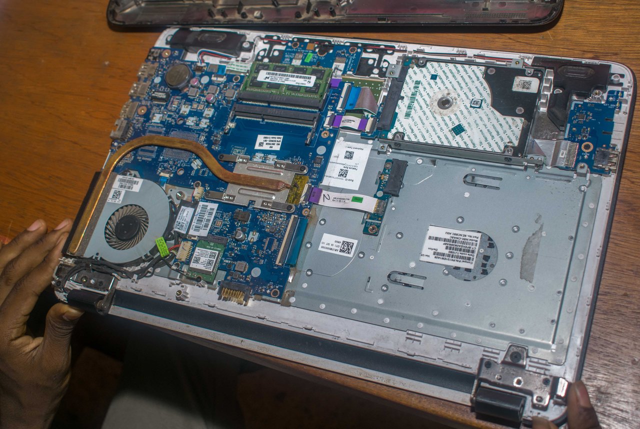 Tutorial: How to access a motherboard and change its major components ...