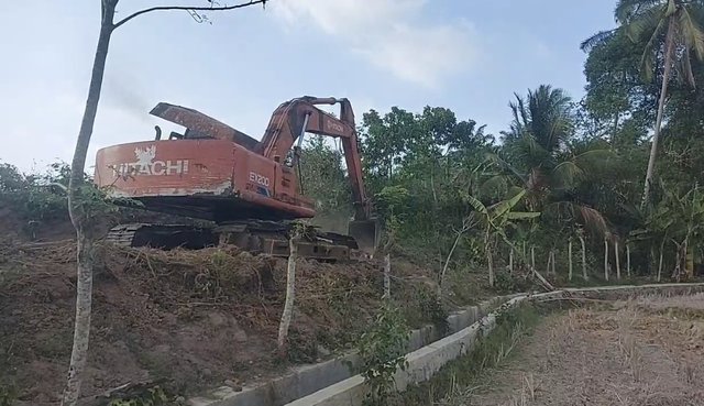 Galian Tanah dengan Excavator : Efisiensi dan Kekuatan — Steemit