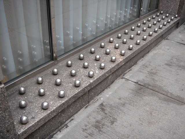 눈쌀 찌푸려지는 노숙자 방지 디자인 / Hostile Architecture, Anti-homeless Design — Steemit