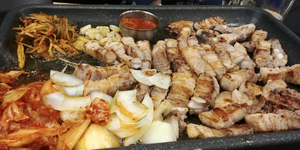 [Introduction of Korean food. #8] Samgyeopsal (Grilled Pork Belly in ...